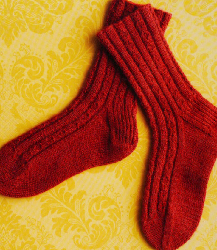 Hourglass Rib Socks Free Knit Pattern - KnitCraft