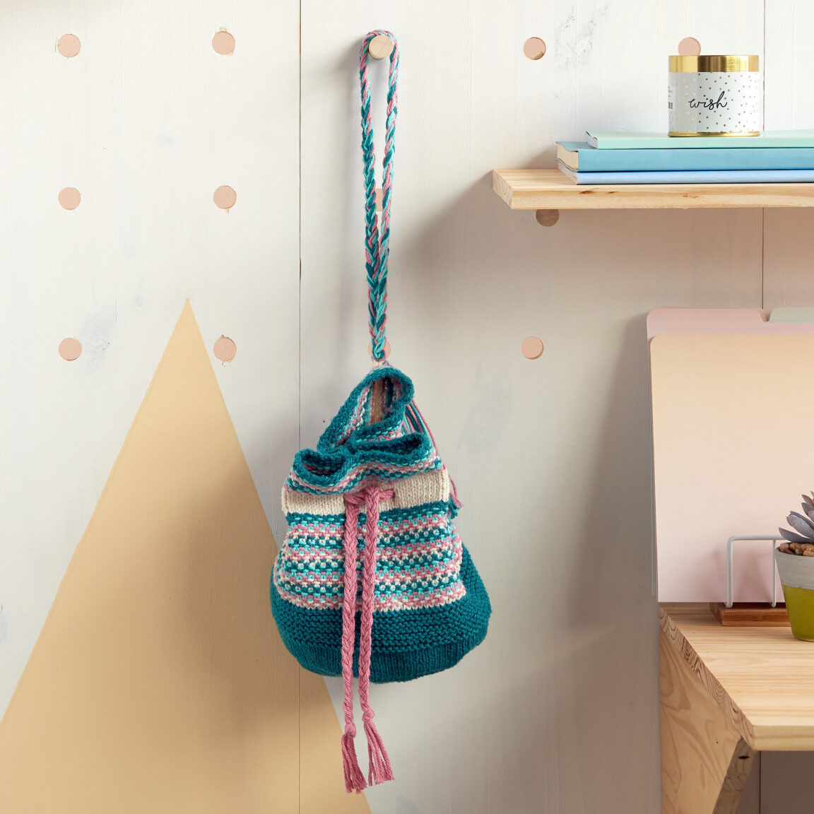 LOOK KNIT BUCKET BAG free pattern - KnitCraft